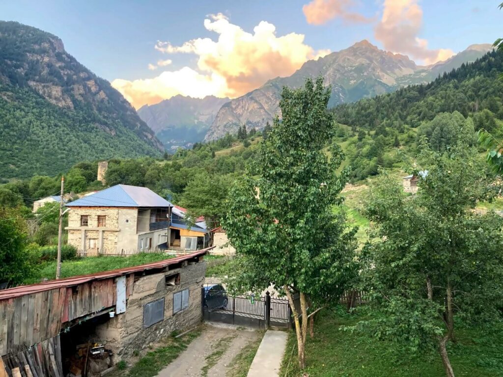 Mestia - Ushguli Etappe 1: Mestia - Zhabeshi